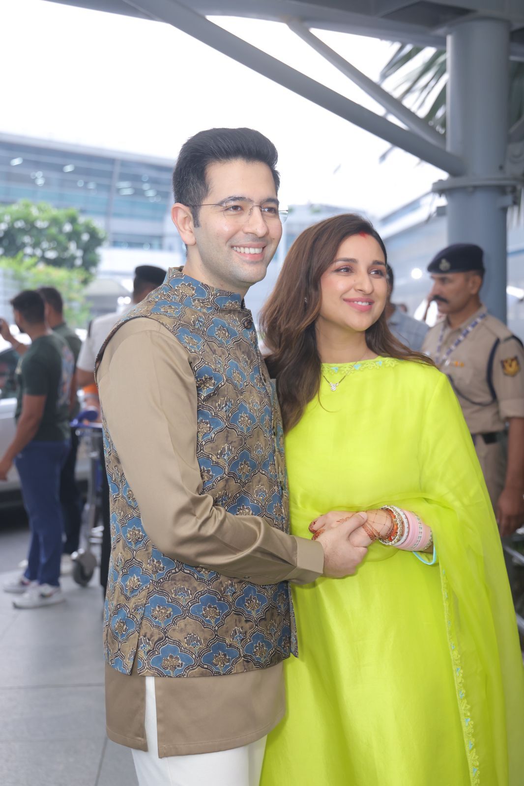Newlyweds Parineeti and Raghav Make Heads Turn At Delhi Airport - Filmibeat