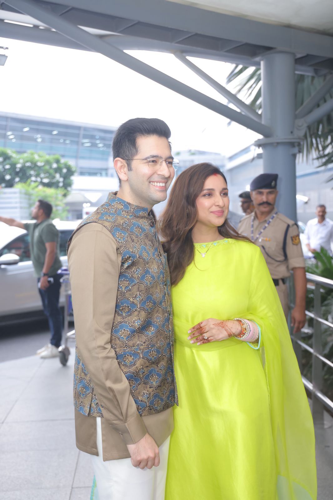 Newlyweds Parineeti and Raghav Make Heads Turn At Delhi Airport - Filmibeat