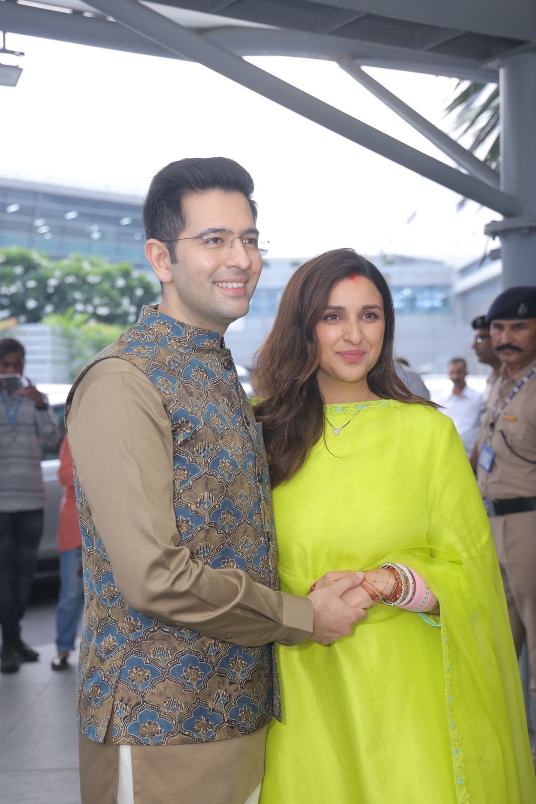 Newlyweds Parineeti and Raghav Make Heads Turn At Delhi Airport - Filmibeat