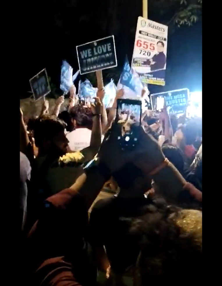 Shah Rukh Khan's 'Jawan' Creates Fan Frenzy as Theaters Go Houseful on ...