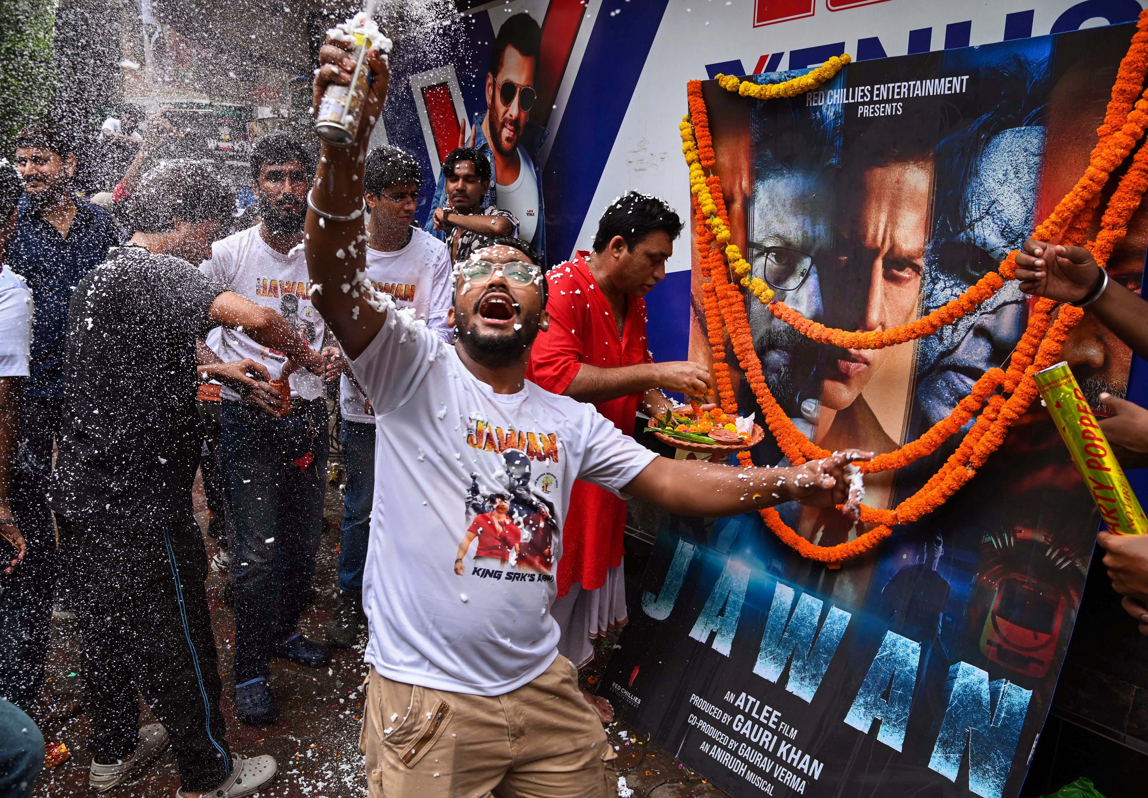 Shah Rukh Khan's Jawan Mania: First Day, First Show Madness! - Filmibeat