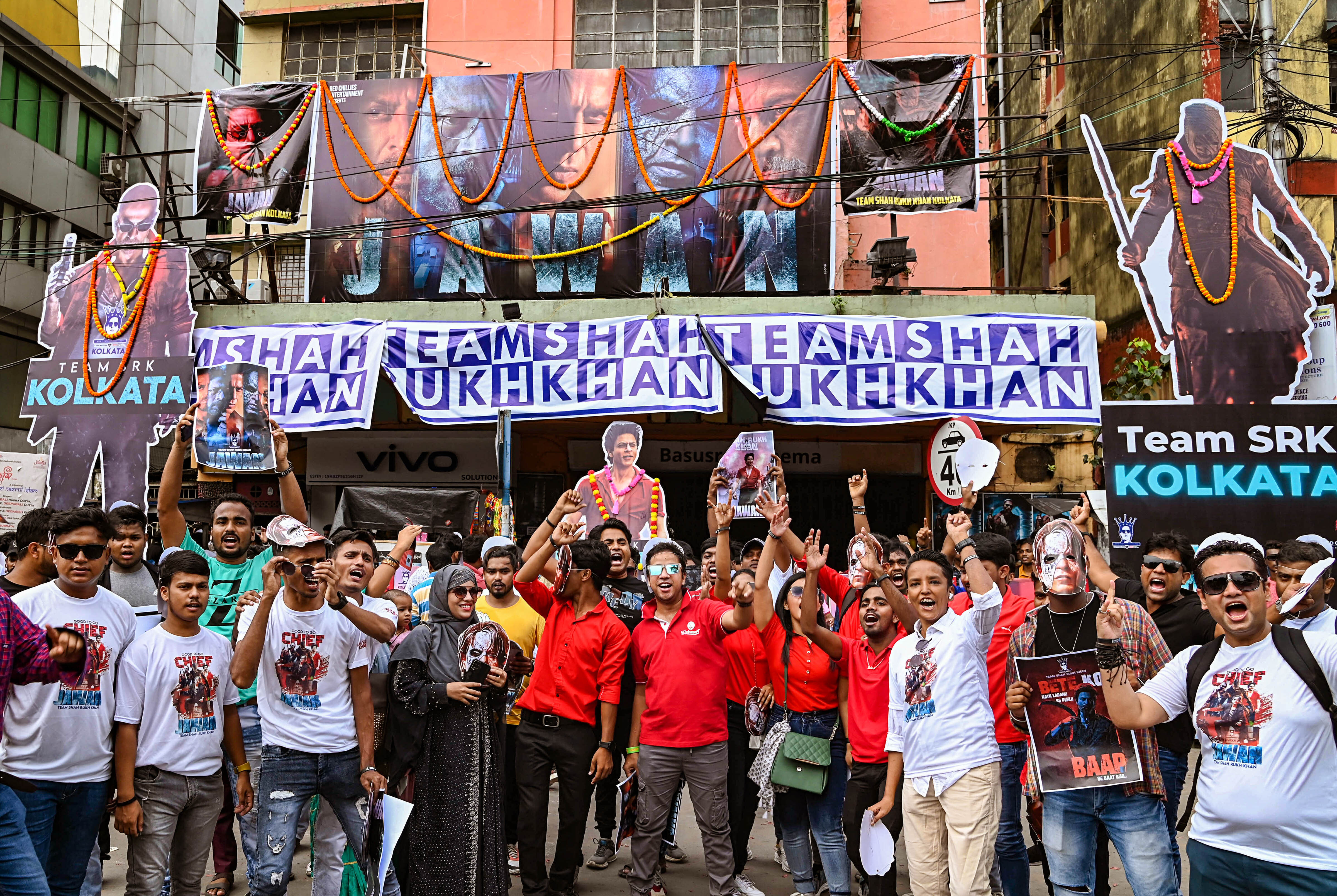 Shah Rukh Khan's Jawan Mania: First Day, First Show Madness! - Filmibeat