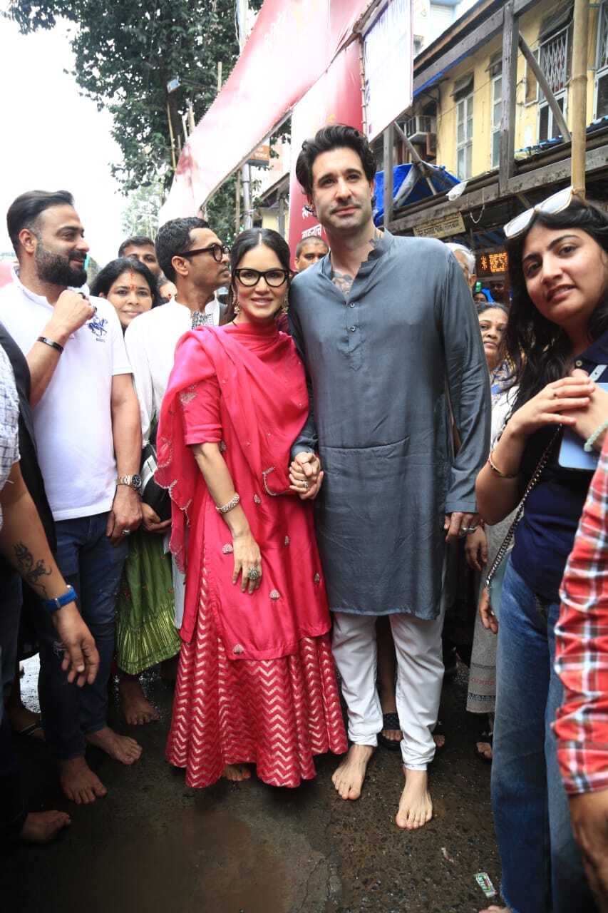 Sunny Leone and Husband Daniel Weber Seek Blessings at Lalbaugcha Raja ...