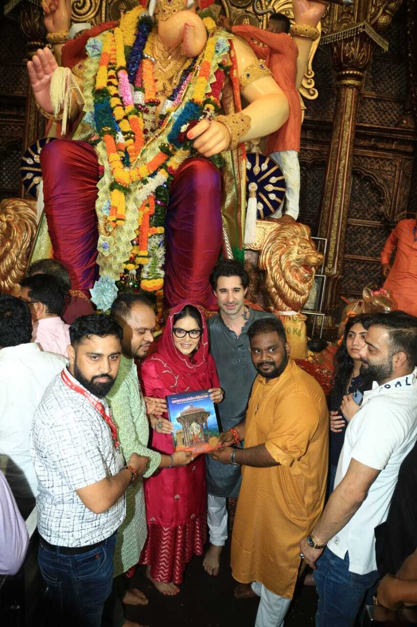 Sunny Leone and Husband Daniel Weber Seek Blessings at Lalbaugcha Raja ...