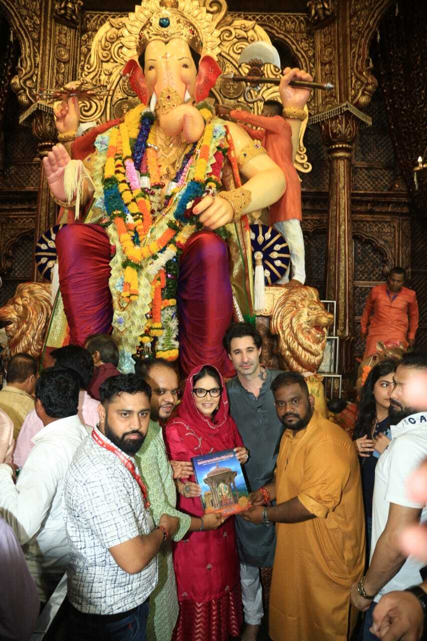Sunny Leone and Husband Daniel Weber Seek Blessings at Lalbaugcha Raja ...