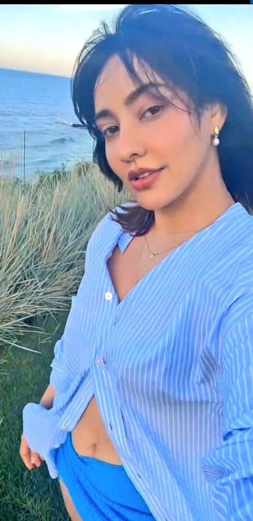 Neha Sharma: చిరుత హీరోయిన్ ఓవర్ డోస్ ఎక్స్‌పోజింగ్.. ఎక్కువగా అవే ...