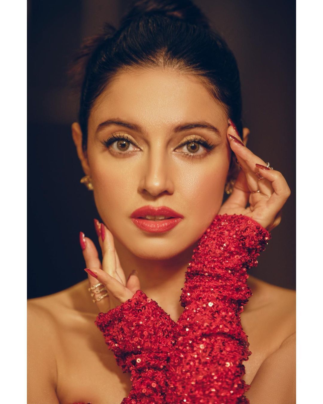 Dviya Khosla Kumar: మిర్చి కంటే ఘాటుగా దివ్య ఖోస్లా అందాలు, బెడ్డుపై ...