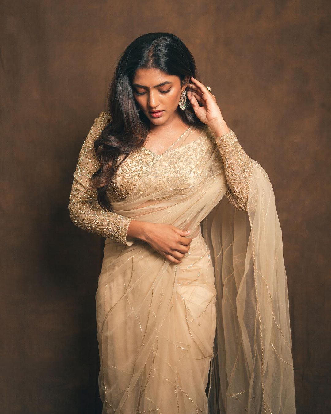 Esha Rebba Stunning Photoshoot Goes Viral - Filmibeat