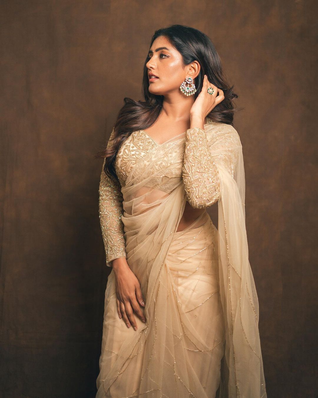 Esha Rebba Stunning Photoshoot Goes Viral - Filmibeat