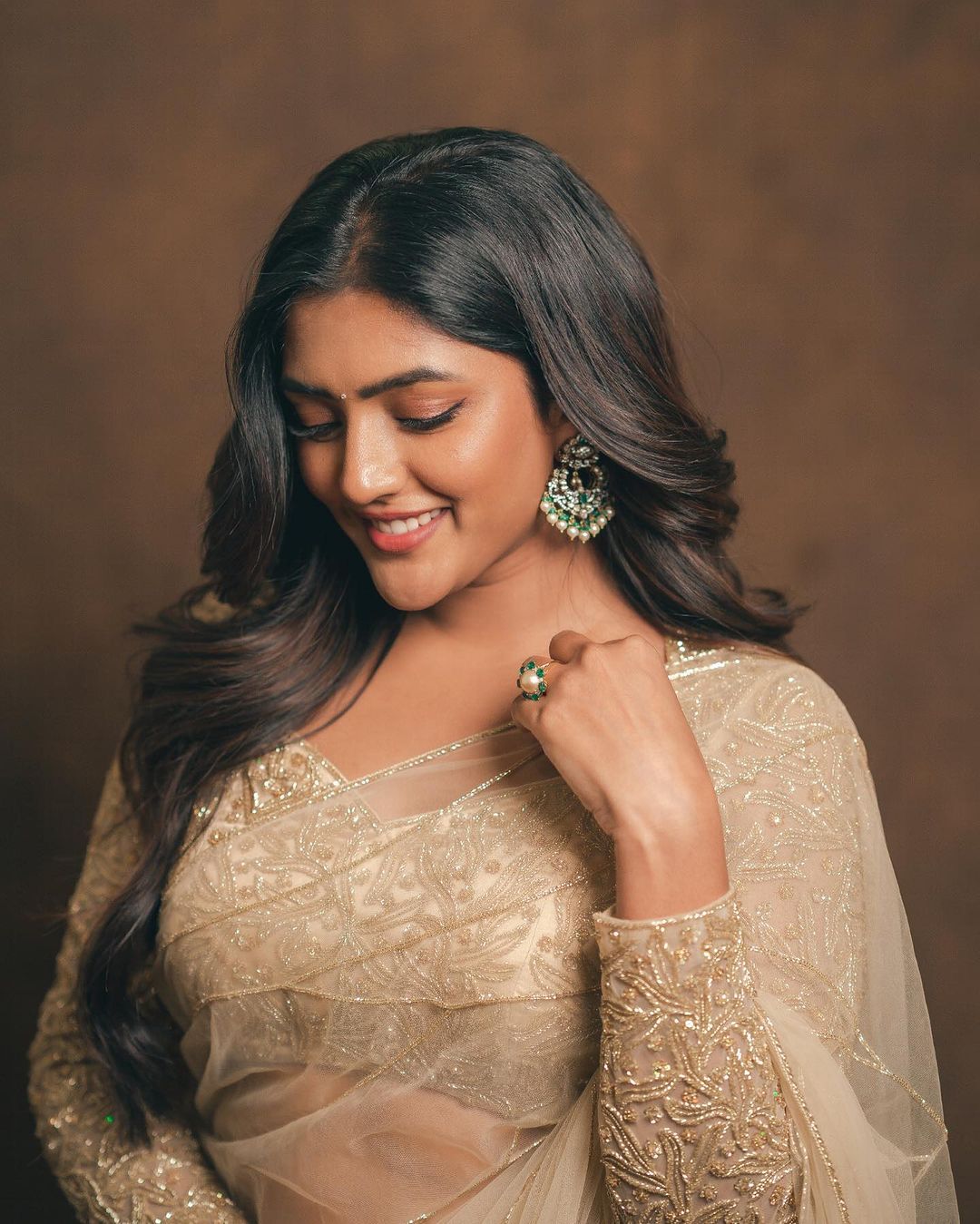 Esha Rebba Stunning Photoshoot Goes Viral - Filmibeat