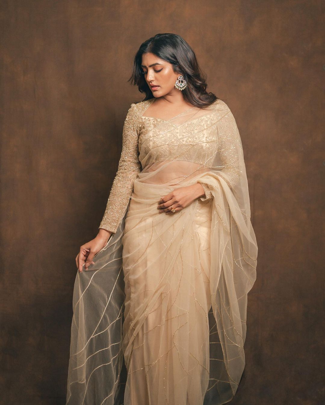 Esha Rebba Stunning Photoshoot Goes Viral - Filmibeat