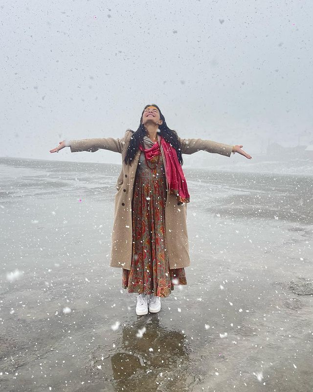 Jacqueline Fernandez Seeks Blessings at Kedarnath, Shares Photos with ...