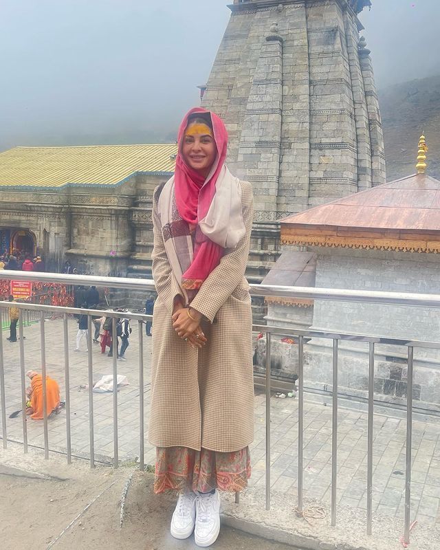 Jacqueline Fernandez Seeks Blessings at Kedarnath, Shares Photos with ...