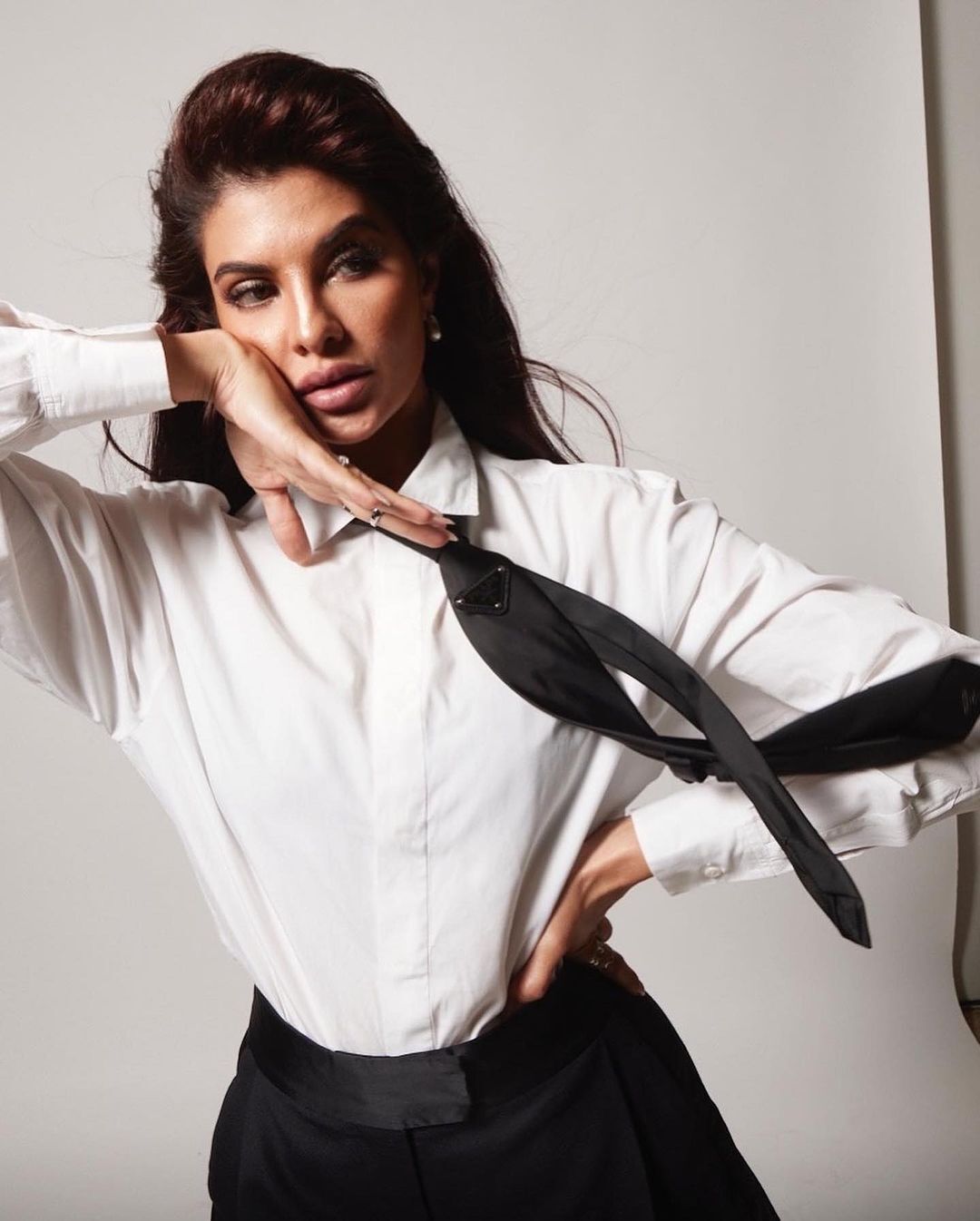 Jacqueline Fernandez: గ్లామర్ డోస్ పెంచిన జాక్వెలిన్, చిన్న మిడ్డీతోనే ...