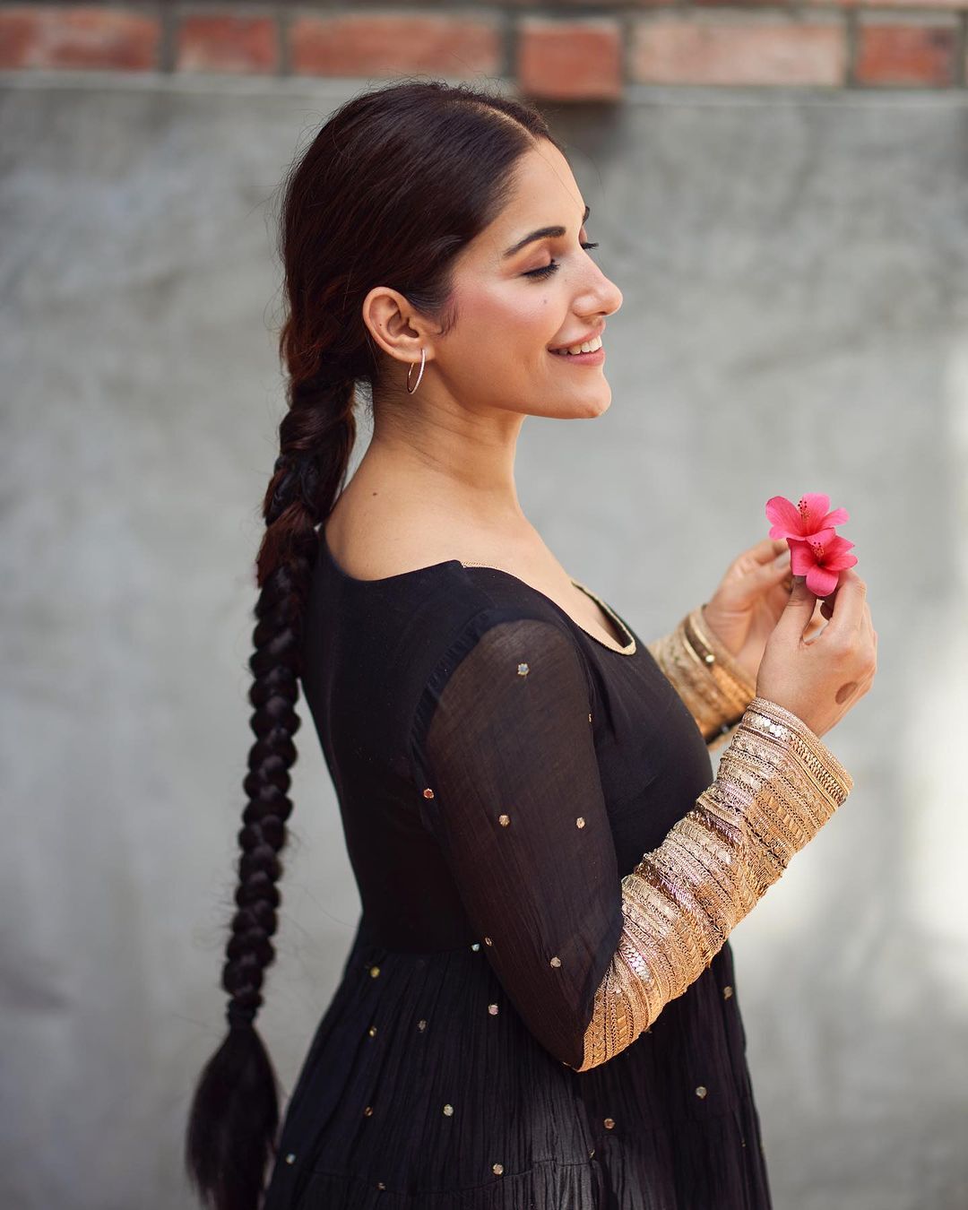 Ruhani Sharma: హిట్ భామ హీటెక్కించే ఫోజులు చూశారా? | Heroine Ruhani ...