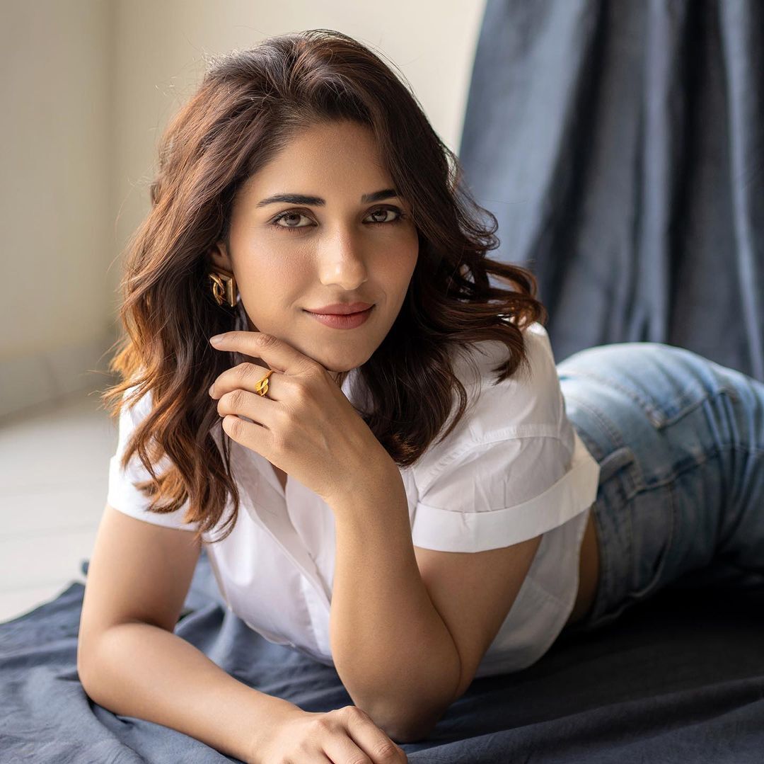 Ruhani Sharma: హిట్ భామ హీటెక్కించే ఫోజులు చూశారా? | Heroine Ruhani ...