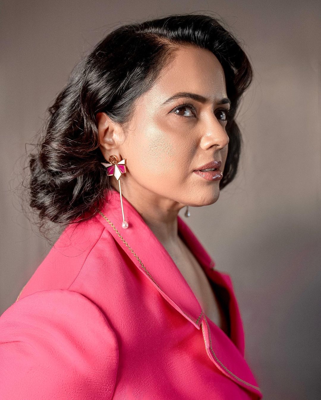 Sameera Reddy: ఎన్టీఆర్ హీరోయిన్ ఓవర్ షో... హద్దులు దాటేసీ మరీ అందాల ...