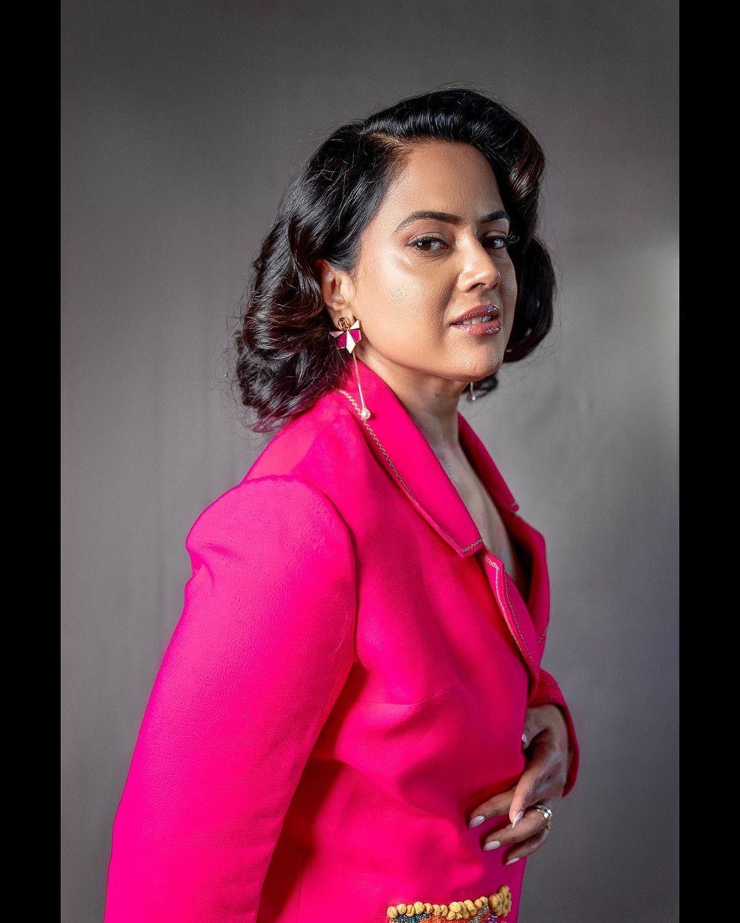 Sameera Reddy: ఎన్టీఆర్ హీరోయిన్ ఓవర్ షో... హద్దులు దాటేసీ మరీ అందాల ...