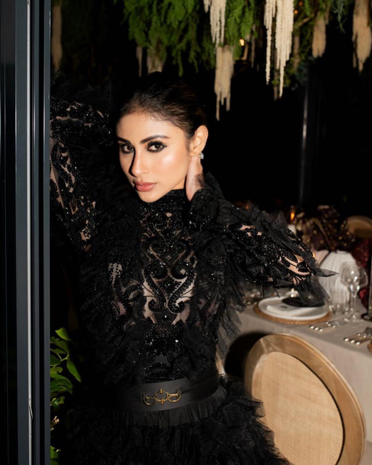 Mouni Roy: క్లీవేజ్ షోతో టెంప్ట్ చేస్తున్న నాగినీ.. చిన్న డ్రెస్‌లో ...