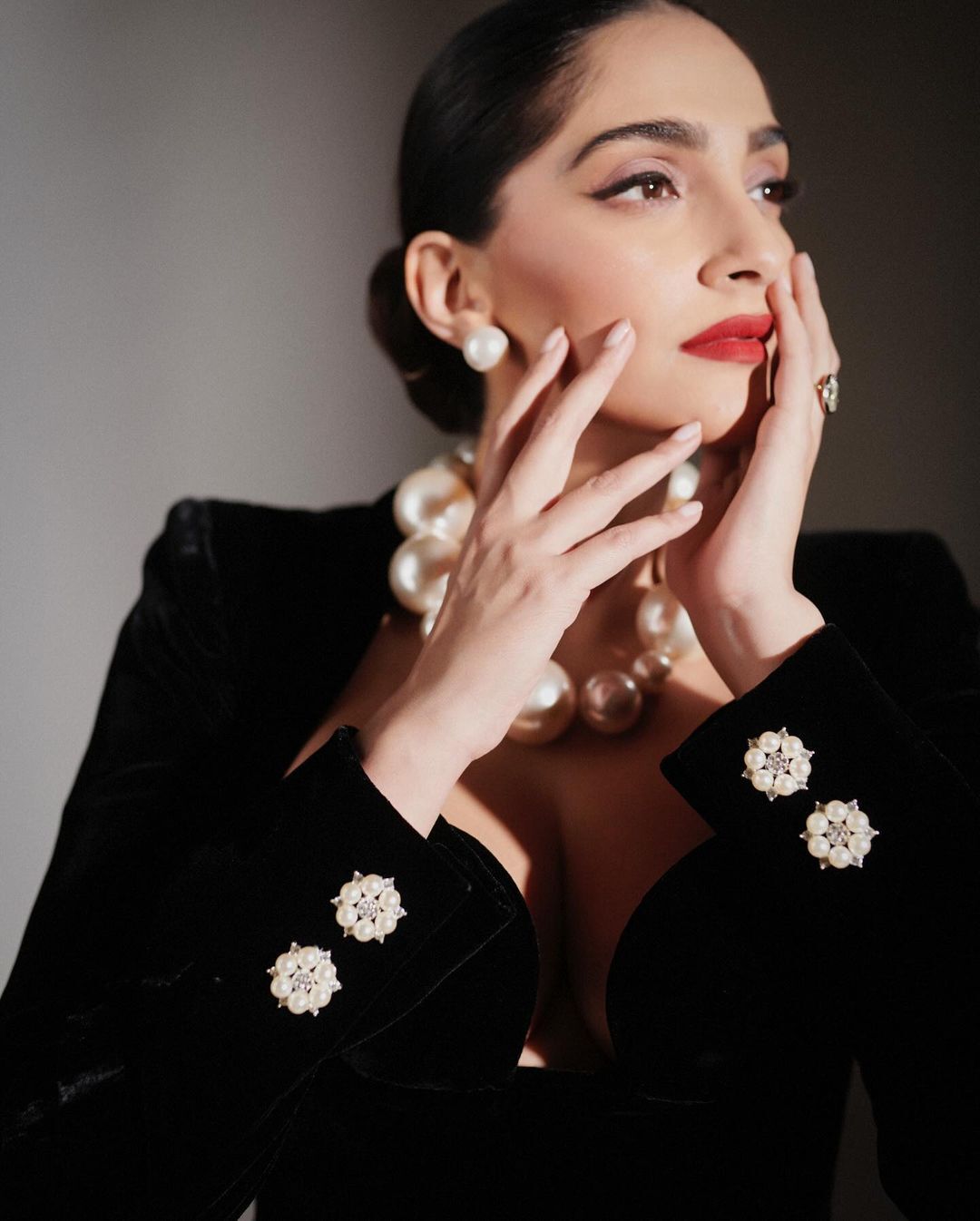 Sonam Kapoor: సోనమ్ కపూర్ సోకుల విందు.. చూస్తే కుర్రాళ్ల గుండెలు ...