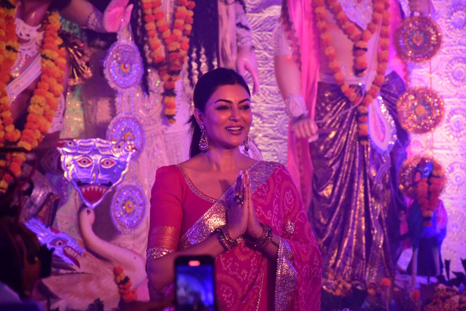 Sushmita Sen and Daughters Embrace Tradition in Graceful Sarees at ...