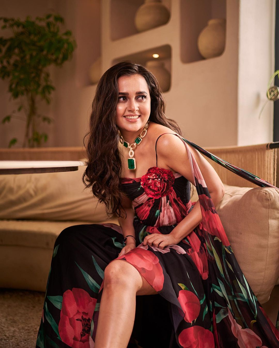 Tejaswi Prakash: పూల డ్రెస్సుతోనే కుర్రకారు మది దోచేస్తున్న తేజస్వి ...