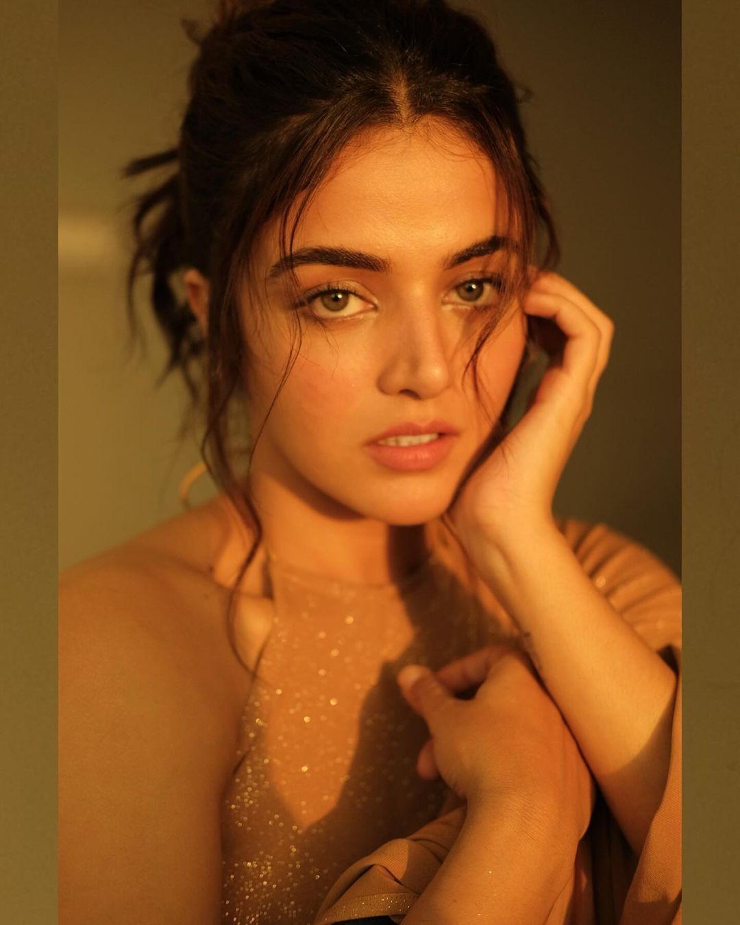 Wamiqa Gabbi: గోల్డెన్ డ్రెస్సులో వామికా గబ్బి వయ్యారాలు.. చూస్తే మైండ్ ...