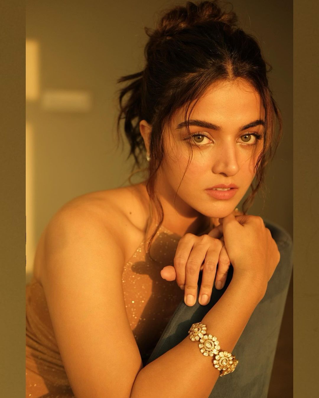 Wamiqa Gabbi: గోల్డెన్ డ్రెస్సులో వామికా గబ్బి వయ్యారాలు.. చూస్తే మైండ్ బ్లాకే! | Heroine Wamiqa ...
