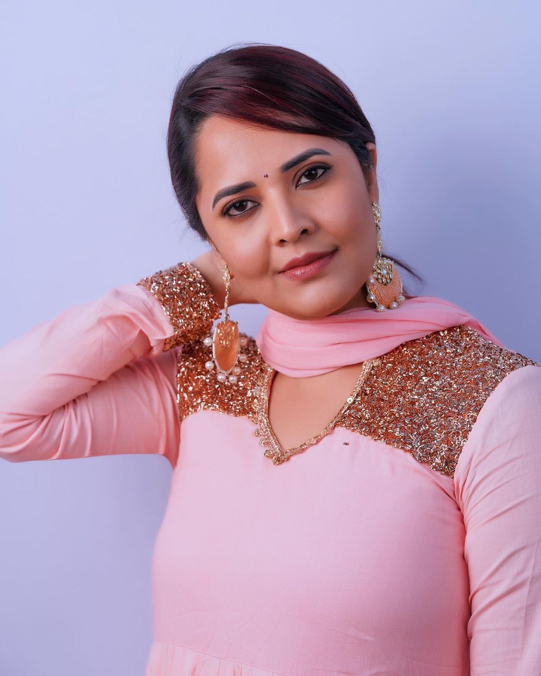 Anasuya Bharadwaj 16ఏళ్ల అమ్మాయిలా అనసూయ అందాలు... చూశారంటే చూపు ...