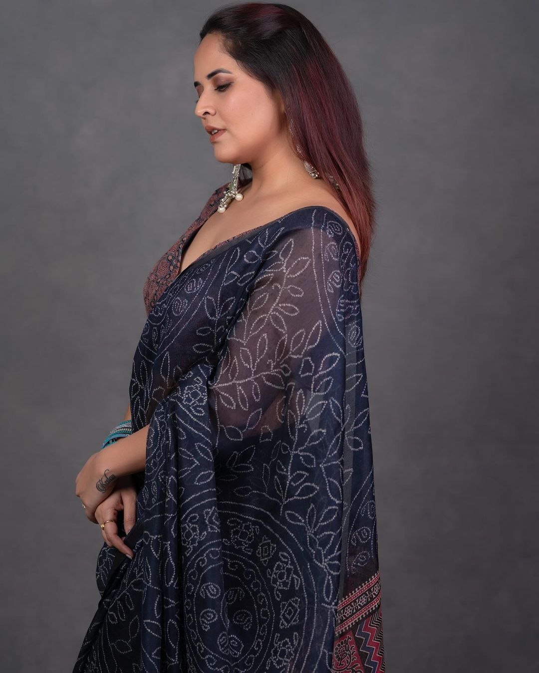 Anasuya Bharadwaj అభిమానులకు అందాలతో షాకిచ్చిన అనసూయ.. కొత్త ఫోటోషూట్స్ ...