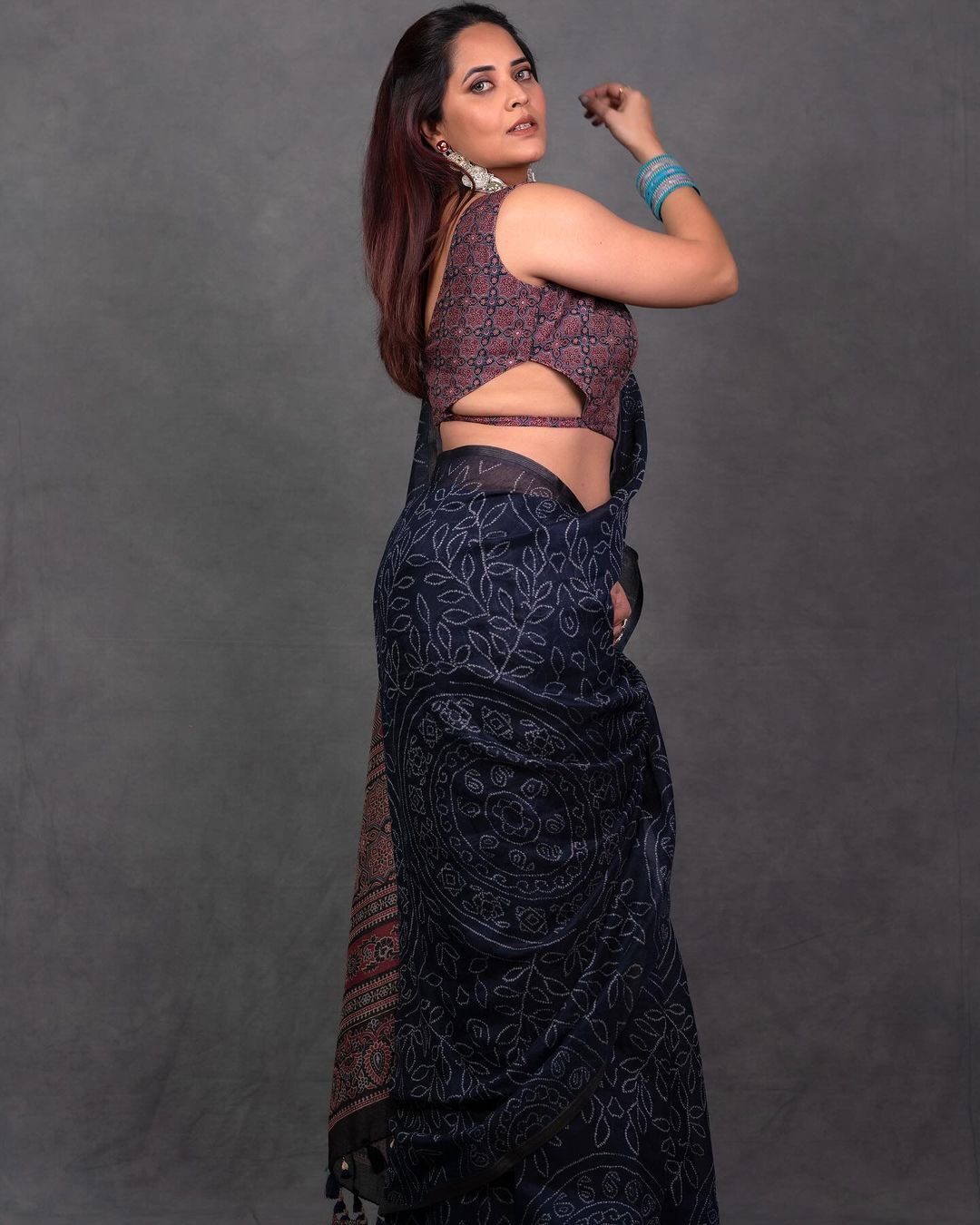 Anasuya Bharadwaj అభిమానులకు అందాలతో షాకిచ్చిన అనసూయ.. కొత్త ఫోటోషూట్స్ ...