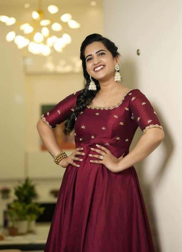 Anchor Sravanthi: ఓ రేంజ్‌లో తెగించిన యాంకర్ స్రవంతి.. క్లీవేజ్‌నే ...