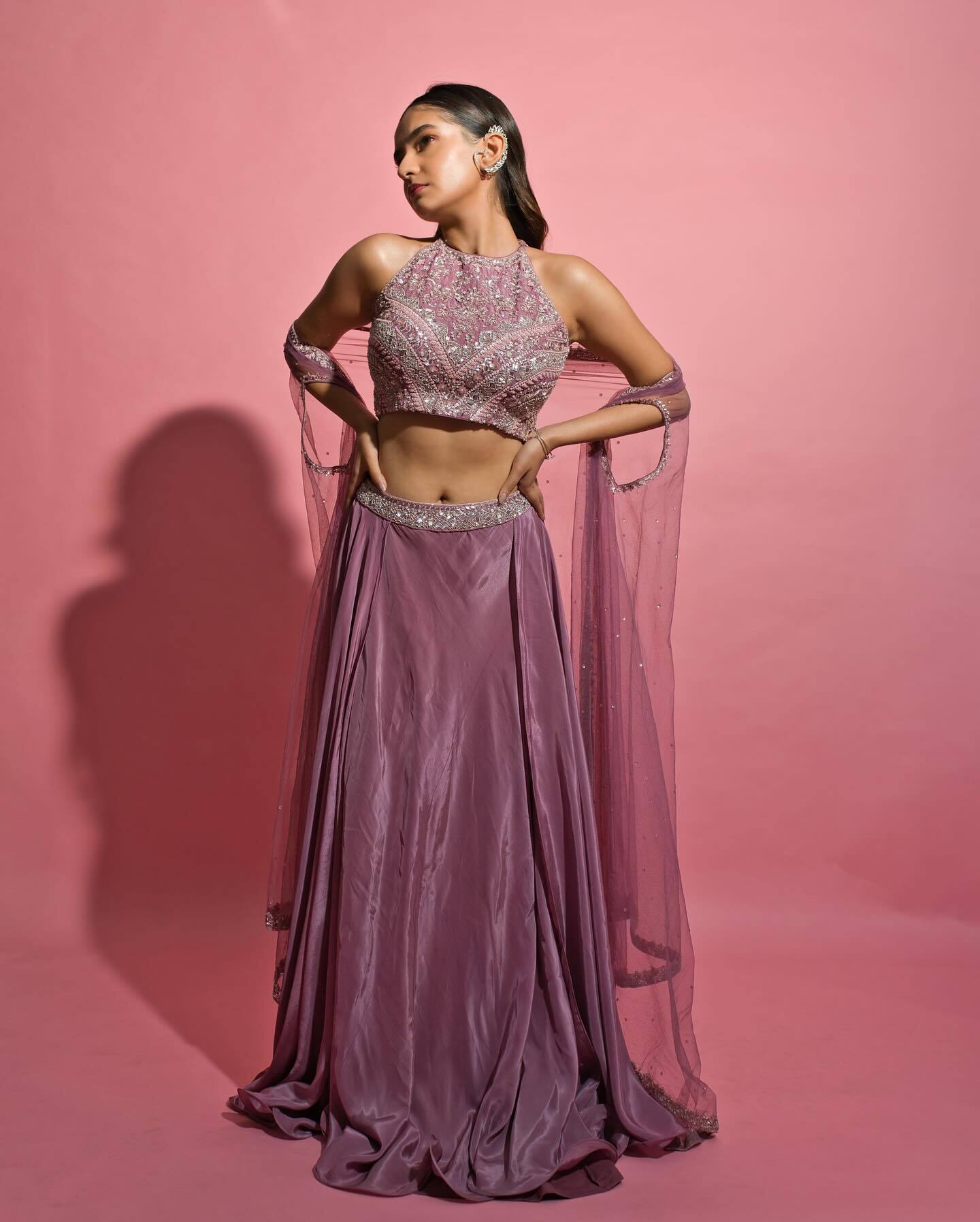 Anushka Sen ने पर्पल लहंगे में बलखाई अदाएं, तस्वीरें देख फैन्स का डोला ...