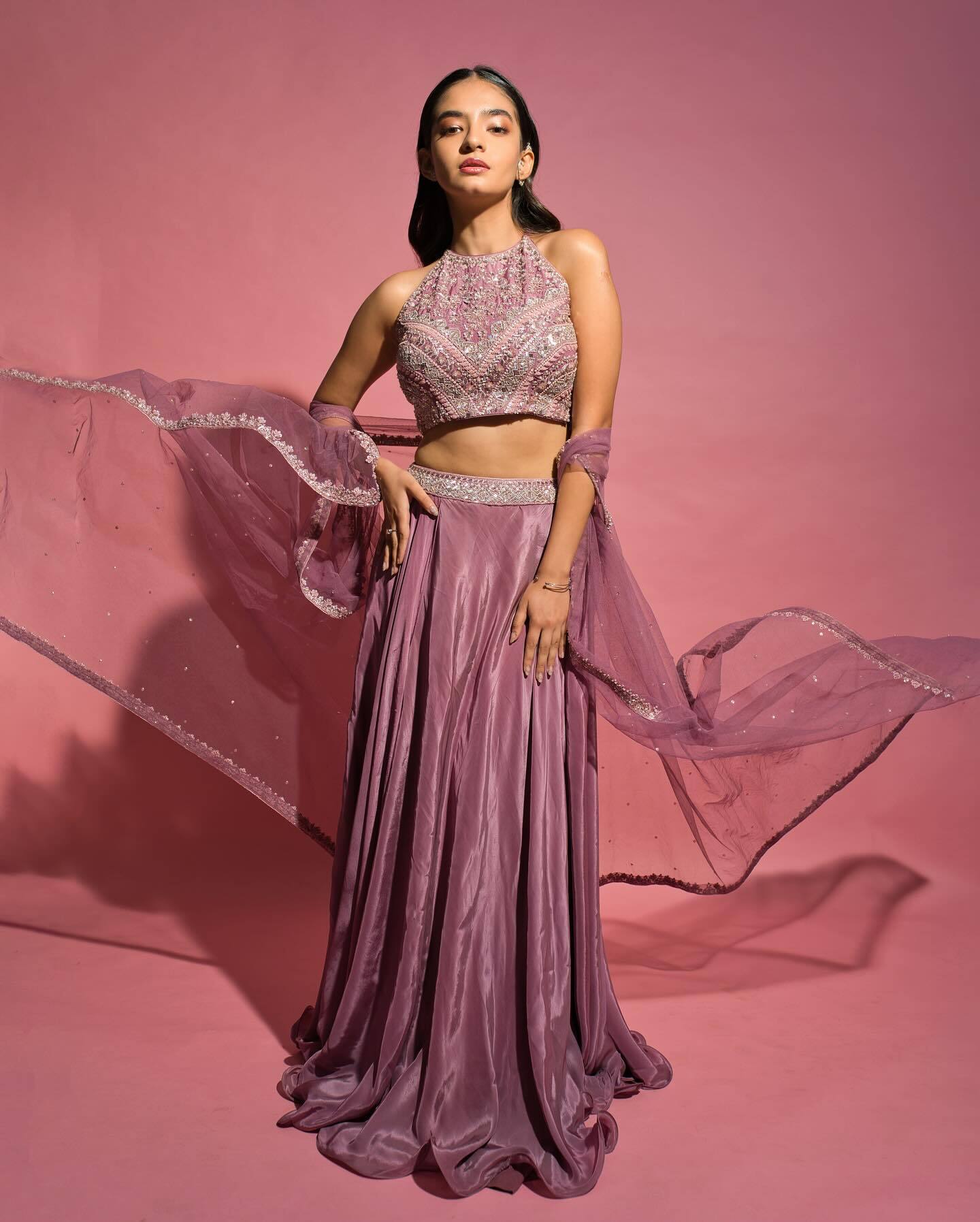 Anushka Sen ने पर्पल लहंगे में बलखाई अदाएं, तस्वीरें देख फैन्स का डोला ...