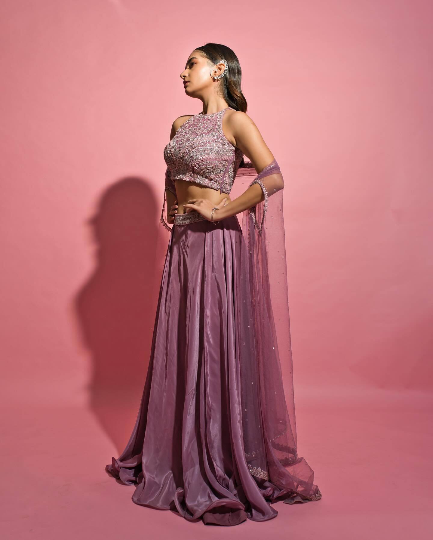 Anushka Sen ने पर्पल लहंगे में बलखाई अदाएं, तस्वीरें देख फैन्स का डोला ...