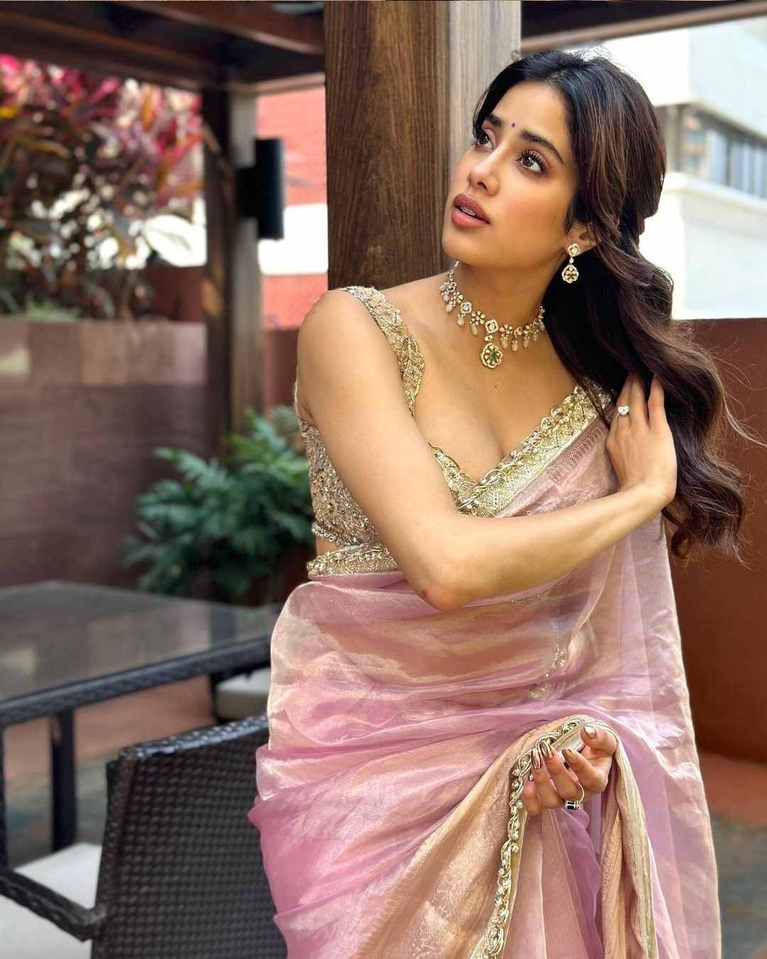 Janhvi Kapoor: జాబిలమ్మలా మెరిసిపోతున్న జాన్వీ కపూర్.. చీరలోనూ గ్లామర్ షో ఆపట్లేదుగా ...