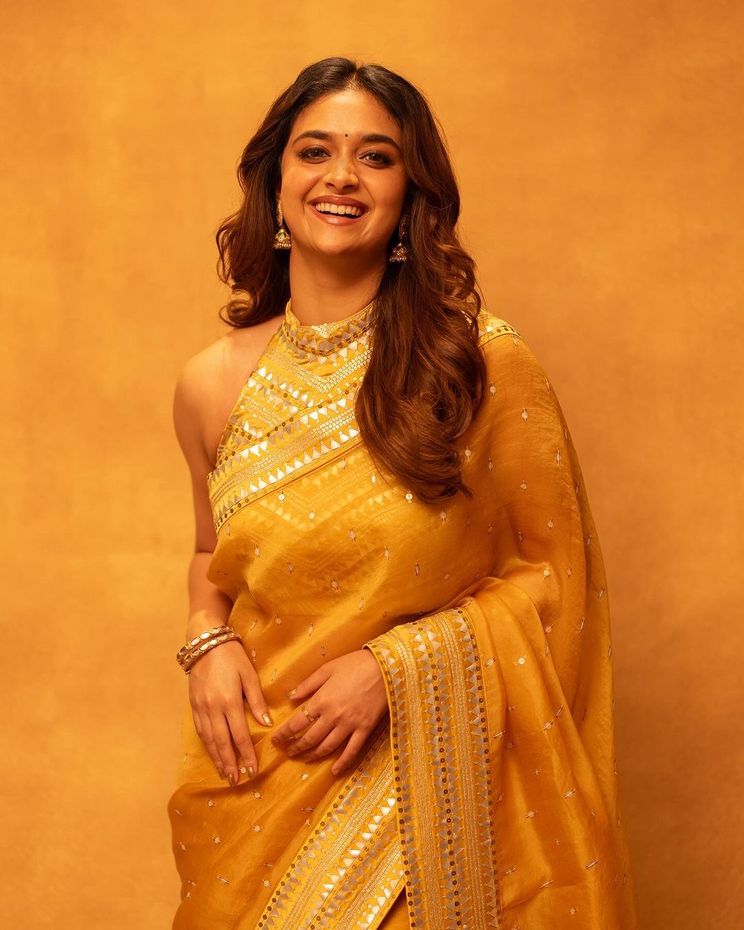Keerthy Suresh Dazzles in a Golden Saree for Diwali Celebration, Woos ...