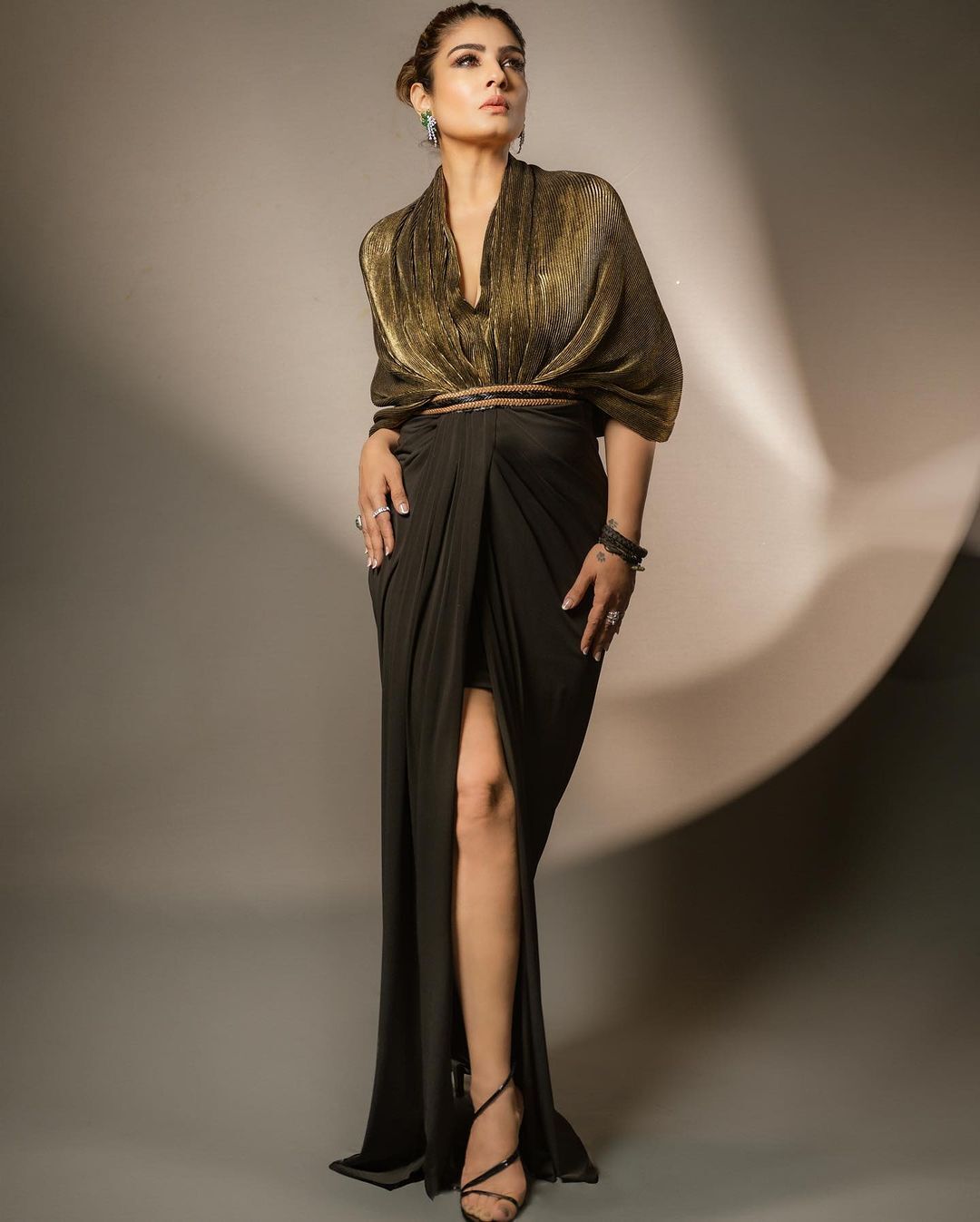 Raveena Tandon: 49 ఏళ్ల వయసులోనూ నవయవ్వనంగా.. రవీనా టాండన్ నయా లుక్స్ ...