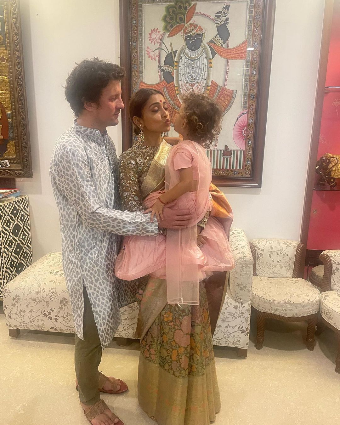 Shriya Saran Radiates Diwali Glamour in Banarasi Saree Alongside ...