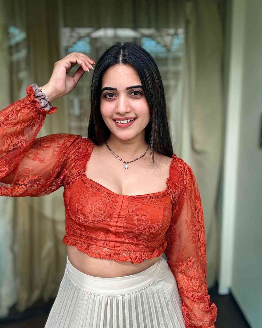 Sravanthi Chokkarapu: వైట్ మిడ్డీలో వావ్ అనిపిస్తున్న స్రవంతి చొక్కారపు ...