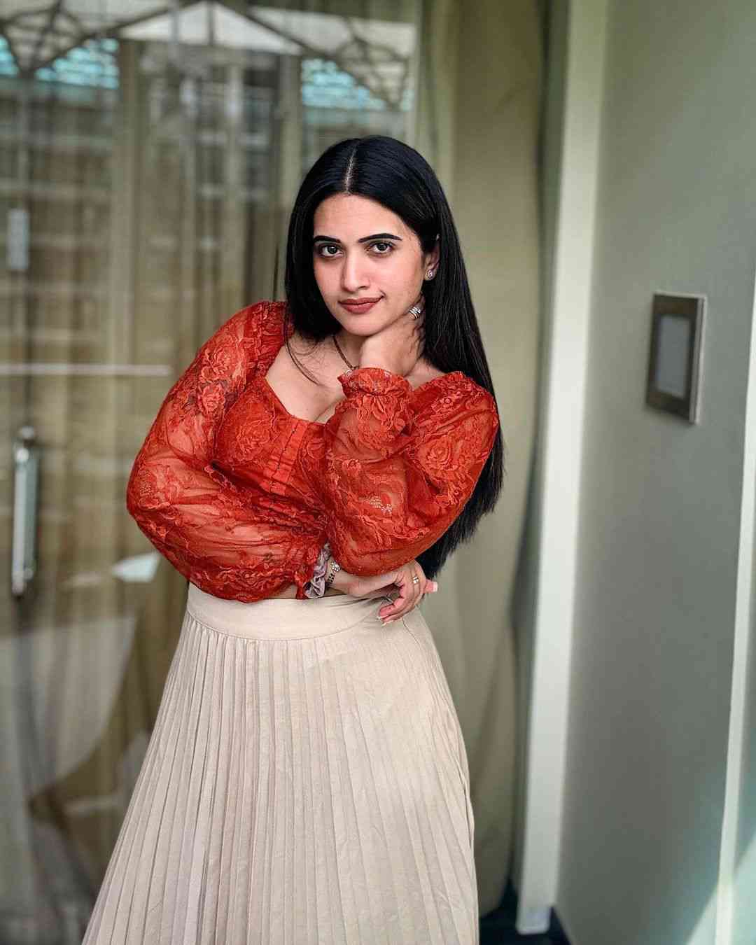 Sravanthi Chokkarapu: వైట్ మిడ్డీలో వావ్ అనిపిస్తున్న స్రవంతి చొక్కారపు ...