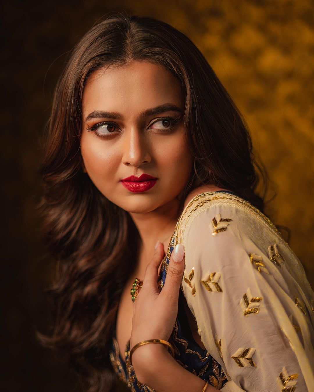 Tejaswi Prakash: తేజస్వి ప్రకాశ్ తెగింపు.. ఘాటు ఘాటు అందాలు చూపిస్తూ ...