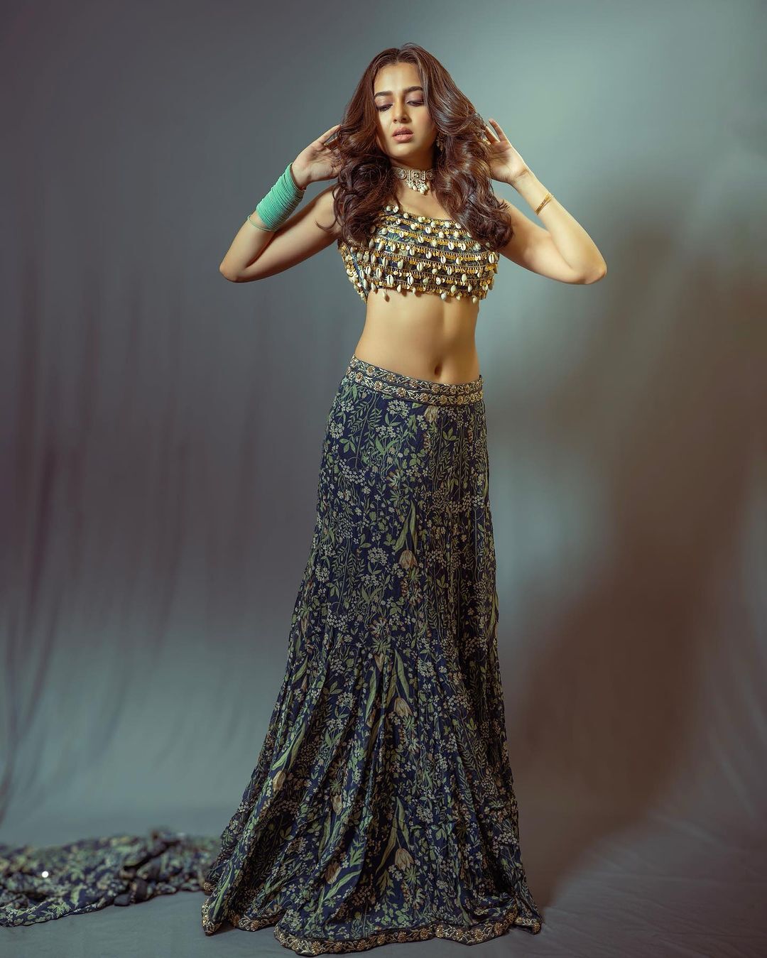 Tejaswi Prakash: తేజస్వి ప్రకాశ్ తెగింపు.. ఘాటు ఘాటు అందాలు చూపిస్తూ ...