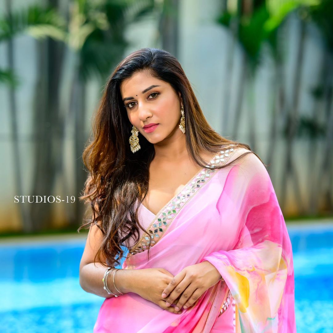 Vishnu Priya: క్లోజప్ షాట్స్ లో విష్ణు ప్రియ అందాలు.. చూస్తే కుర్రాళ్లు తట్టుకోగలరా? | Anchor ...