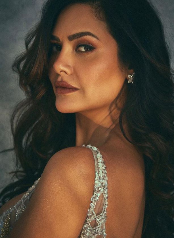 Esha Gupta: దారుణమైన ఫొటోలు వదిలిన చరణ్ హీరోయిన్.. ఏక్ బార్ అయినా ...