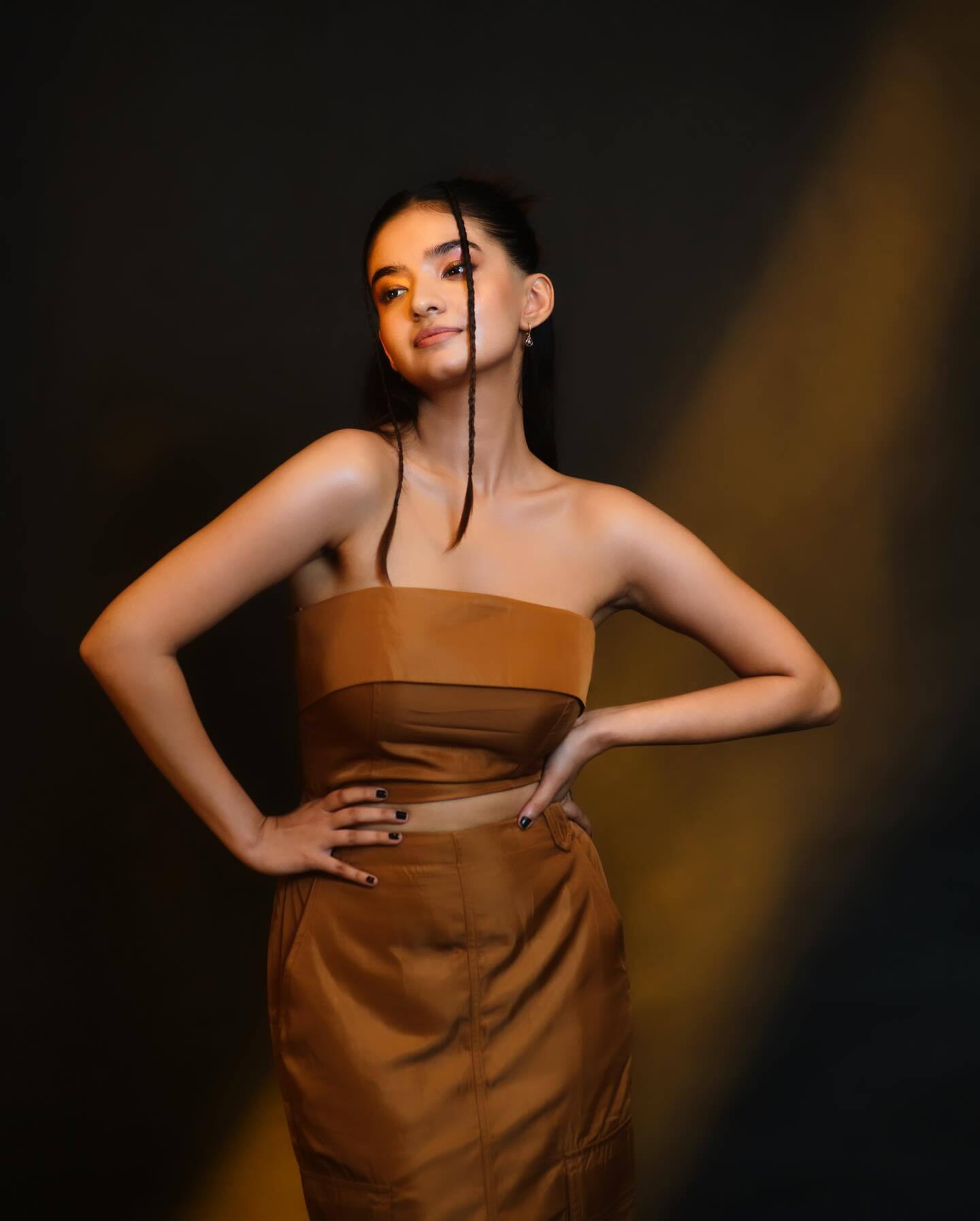 Anushka Sen ने रिवीलिंग ड्रेस पहने चलाया अपना जादू, लुक देख फैन्स का ...