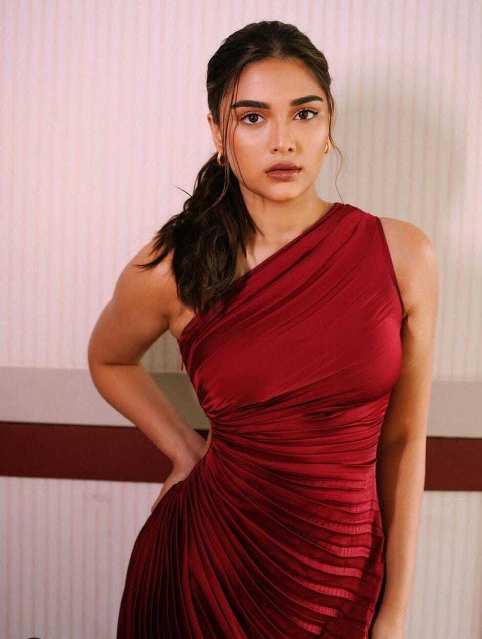 Bollywood Divas Giving Major Christmas Vibes In These Stunning Red ...