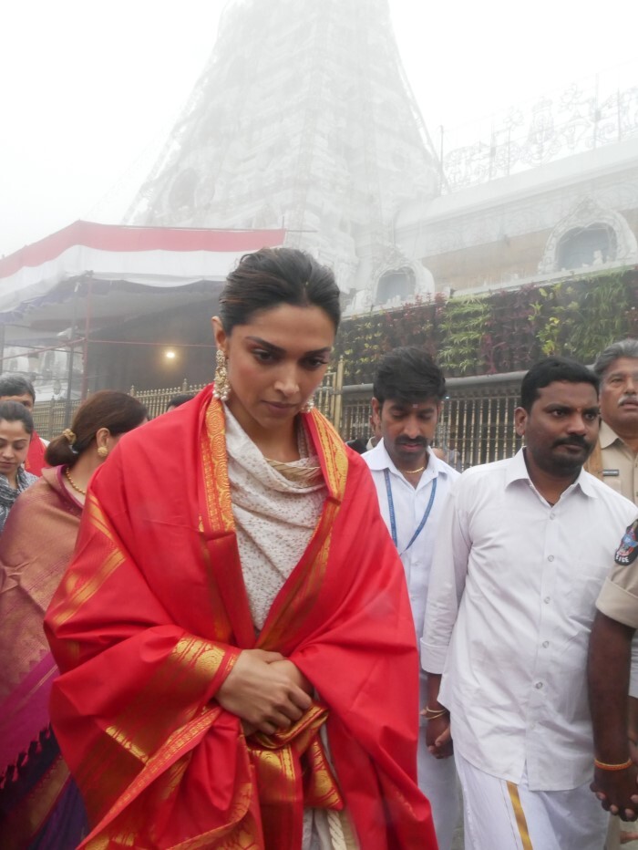 Deepika Padukone Seeks Blessing at Tirupati with Family - Filmibeat