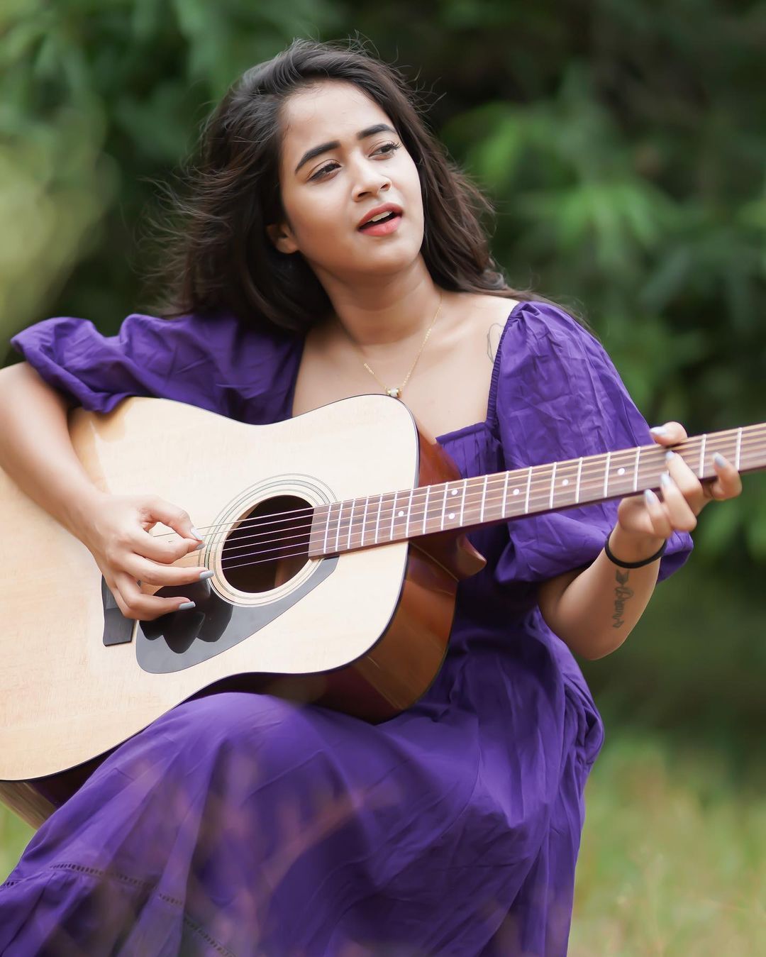 Deepthi Sunaina: దివ్యమైన ఫోజులతో దిమ్మతిరిగేలా దీప్తి సునైనా.. ఓ ...
