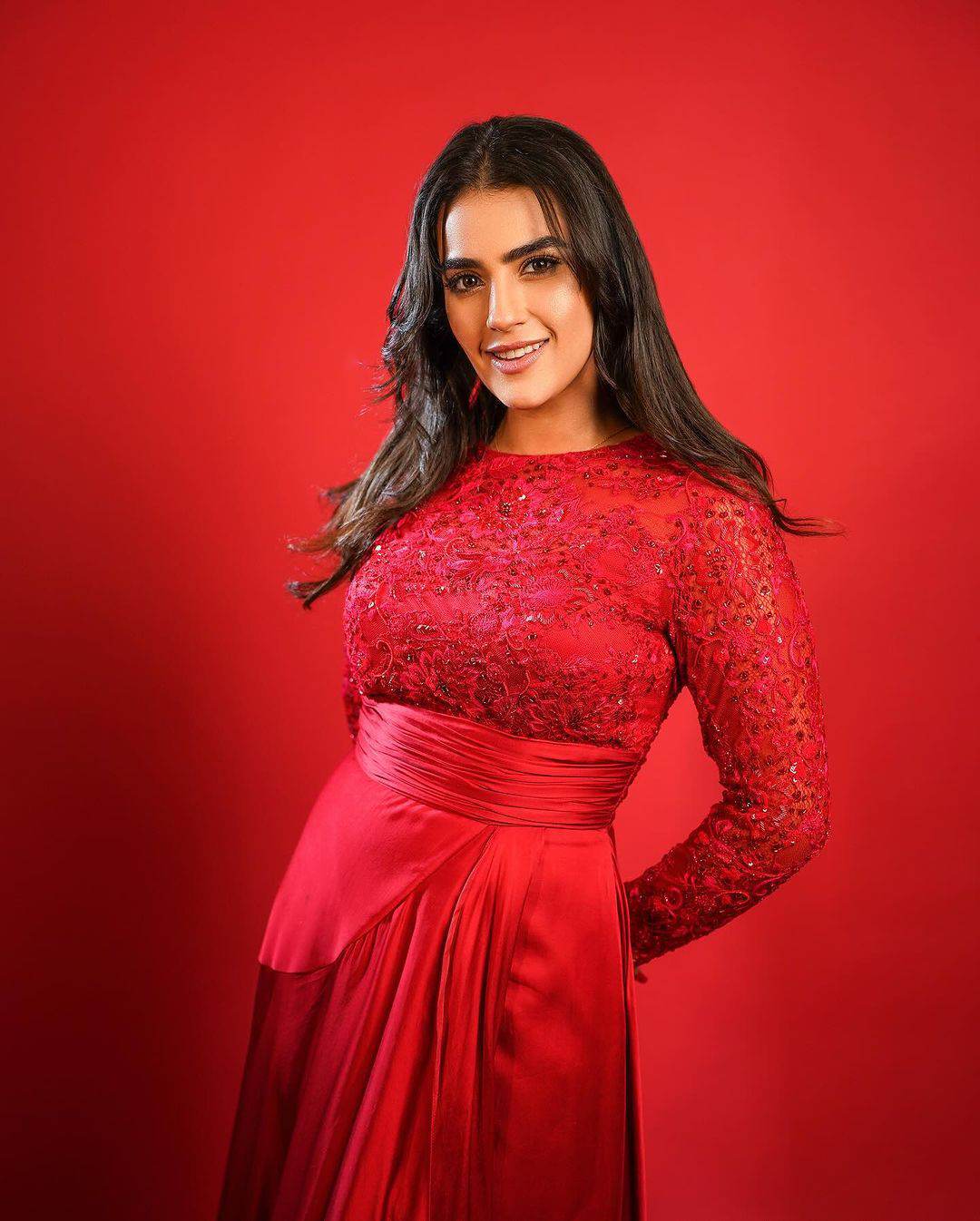 Kavya Thapar: కత్తిలాంటి అందాలతో కాకరేపుతున్న కావ్య థాపర్.. ఈమె హాట్ ...